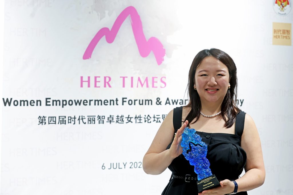 Cindy Karim wins Youth Award from the 4th Her Times Women Empowerment ...